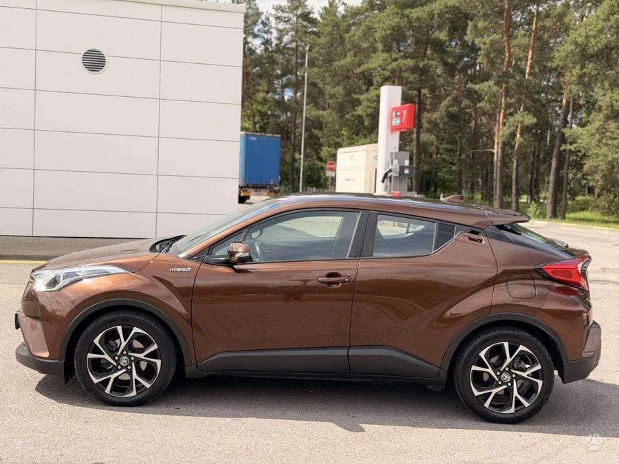 Brown Toyota C-HR 2017 in Vilnius, with an engine capacity of 1.80 L and mileage of 117 thousand km for 17350 €, photo 9 on AUTOMOTO.COM.LV