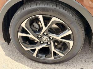 Brown Toyota C-HR 2017 in Vilnius, with an engine capacity of 1.80 L and mileage of 117 thousand km for 17350 €, photo 10 on AUTOMOTO.COM.LV
