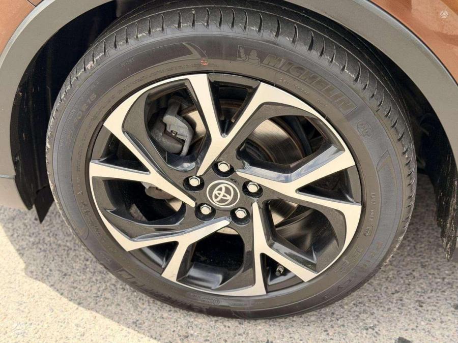 Brown Toyota C-HR 2017 in Vilnius, with an engine capacity of 1.80 L and mileage of 117 thousand km for 17350 €, photo 10 on AUTOMOTO.COM.LV