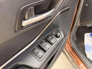 Brown Toyota C-HR 2017 in Vilnius, with an engine capacity of 1.80 L and mileage of 117 thousand km for 17350 €, photo 12 on AUTOMOTO.COM.LV