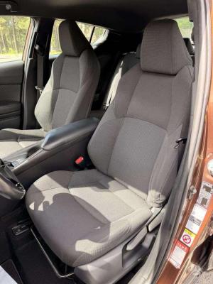 Brown Toyota C-HR 2017 in Vilnius, with an engine capacity of 1.80 L and mileage of 117 thousand km for 17350 €, photo 13 on AUTOMOTO.COM.LV