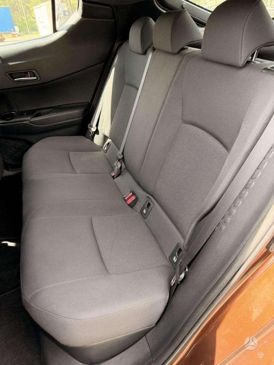 Brown Toyota C-HR 2017 in Vilnius, with an engine capacity of 1.80 L and mileage of 117 thousand km for 17350 €, photo 14 on AUTOMOTO.COM.LV