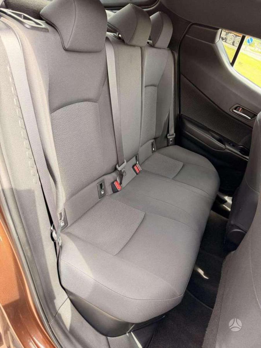 Brown Toyota C-HR 2017 in Vilnius, with an engine capacity of 1.80 L and mileage of 117 thousand km for 17350 €, photo 16 on AUTOMOTO.COM.LV