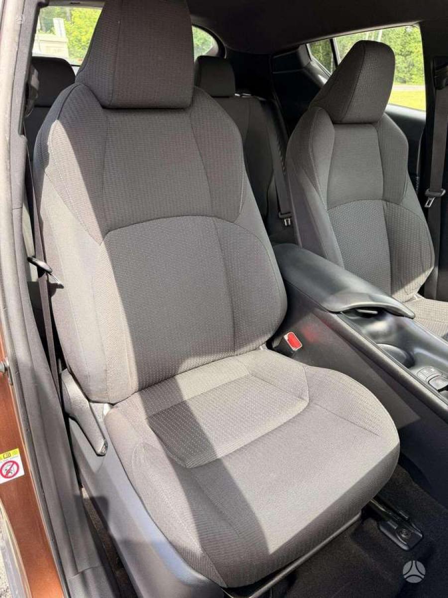 Brown Toyota C-HR 2017 in Vilnius, with an engine capacity of 1.80 L and mileage of 117 thousand km for 17350 €, photo 17 on AUTOMOTO.COM.LV