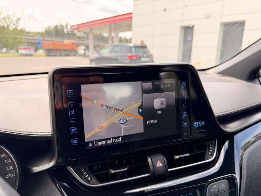 Brown Toyota C-HR 2017 in Vilnius, with an engine capacity of 1.80 L and mileage of 117 thousand km for 17350 €, photo 19 on AUTOMOTO.COM.LV