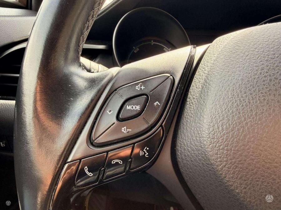 Brown Toyota C-HR 2017 in Vilnius, with an engine capacity of 1.80 L and mileage of 117 thousand km for 17350 €, photo 21 on AUTOMOTO.COM.LV