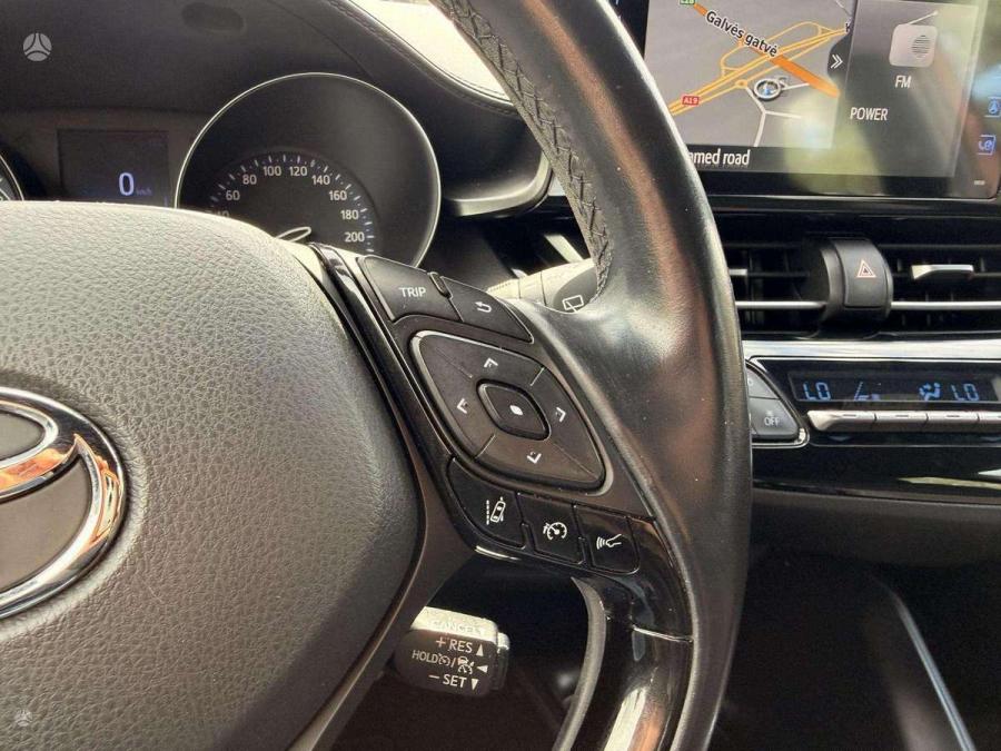 Brown Toyota C-HR 2017 in Vilnius, with an engine capacity of 1.80 L and mileage of 117 thousand km for 17350 €, photo 22 on AUTOMOTO.COM.LV