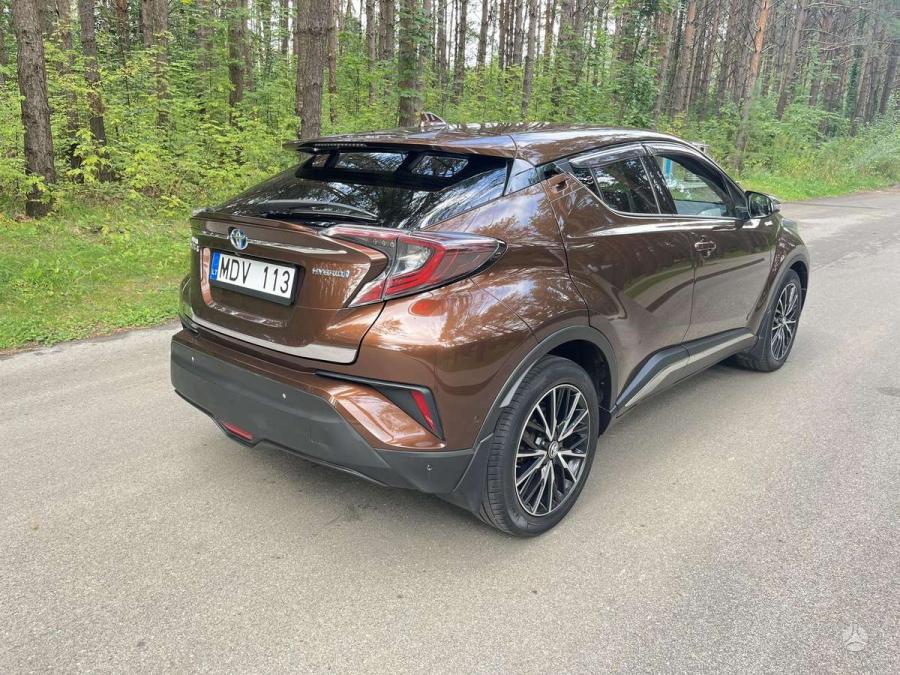 Коричневый Тойота C-HR 2017 в Вильнюс, объемом двигателя 1.80 л и пробегом 131 тыс. км за 17500 €, фото 4 на AUTOMOTO.COM.LV