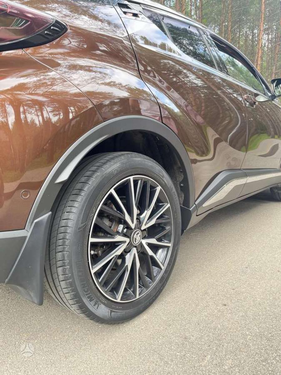 Коричневый Тойота C-HR 2017 в Вильнюс, объемом двигателя 1.80 л и пробегом 131 тыс. км за 17500 €, фото 23 на AUTOMOTO.COM.LV