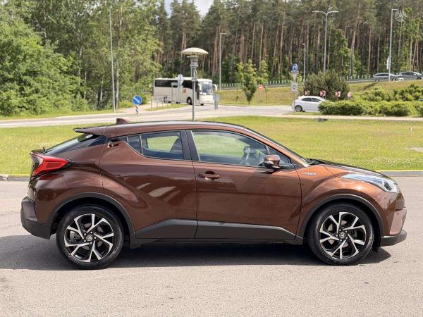 Brown Toyota C-HR 2017 in Vilnius, with an engine capacity of 1.80 L and mileage of 117 thousand km for 17350 €, photo 3 on AUTOMOTO.COM.LV