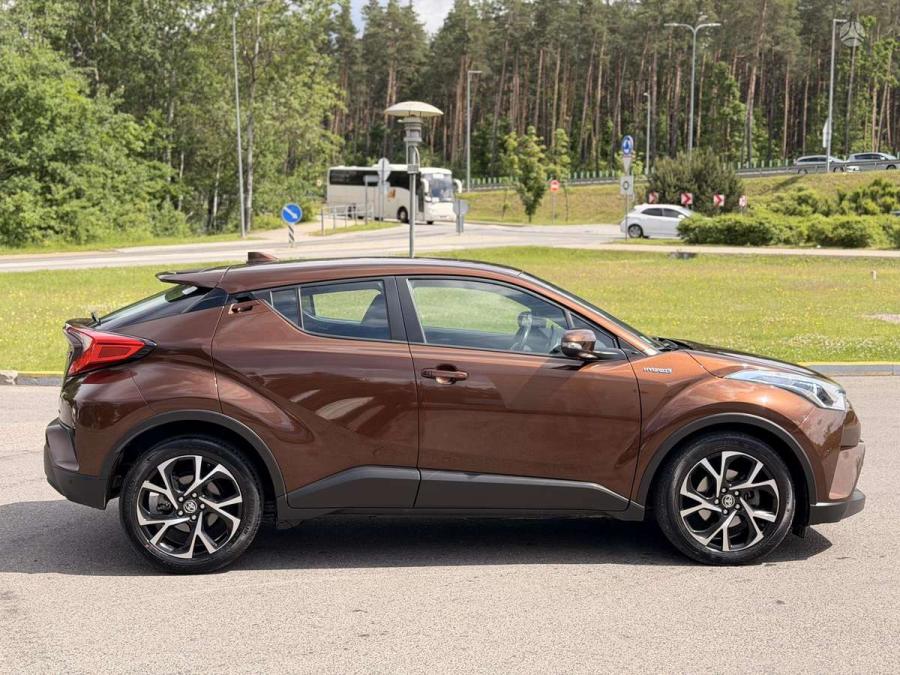 Brūns Toyota C-HR 2017 Viļņa, ar dzinēja tilpumu 1.80 L un nobraukumu 117 tūkst. km par 17350 €, foto 4 vietnē AUTOMOTO.COM.LV