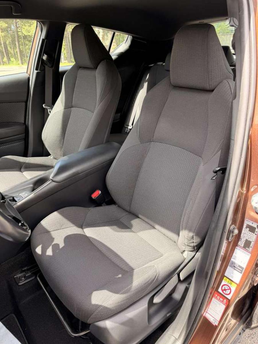 Brūns Toyota C-HR 2017 Viļņa, ar dzinēja tilpumu 1.80 L un nobraukumu 117 tūkst. km par 17350 €, foto 13 vietnē AUTOMOTO.COM.LV