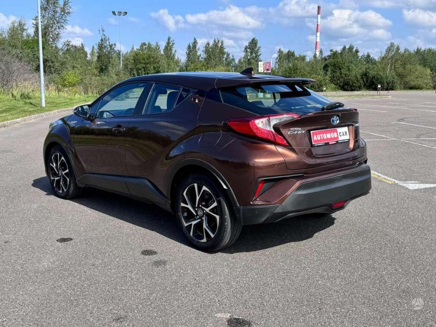 Коричневый Тойота C-HR 2017 в Вильнюс, объемом двигателя 1.80 л и пробегом 117 тыс. км за 17350 €, фото 4 на AUTOMOTO.COM.LV