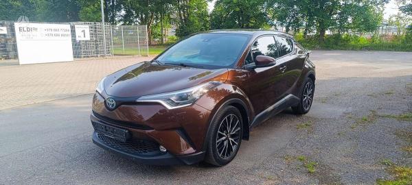 Brown Toyota C-HR 2017 in Plunge, with an engine capacity of 1.80 L and mileage of 168 thousand km for 15500 €, photo 3 on AUTOMOTO.COM.LV