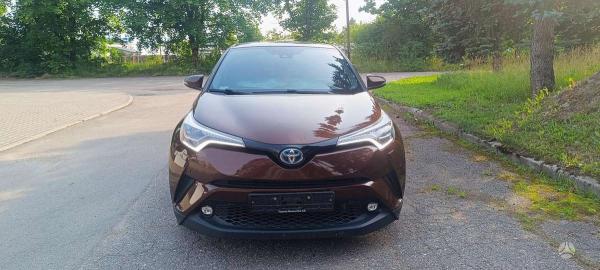 Brown Toyota C-HR 2017 in Plunge, with an engine capacity of 1.80 L and mileage of 168 thousand km for 15500 €, photo 4 on AUTOMOTO.COM.LV