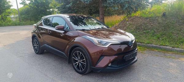Brown Toyota C-HR 2017 in Plunge, with an engine capacity of 1.80 L and mileage of 168 thousand km for 15500 €, photo 5 on AUTOMOTO.COM.LV