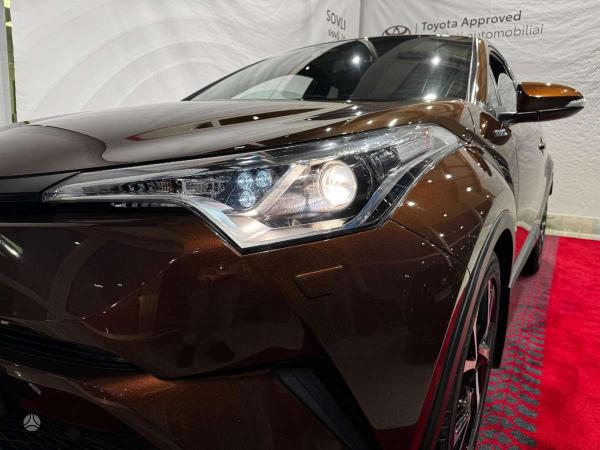 Brown Toyota C-HR 2018 in Siauliai, with an engine capacity of 1.80 L and mileage of 181 thousand km for 17500 €, photo 4 on AUTOMOTO.COM.LV