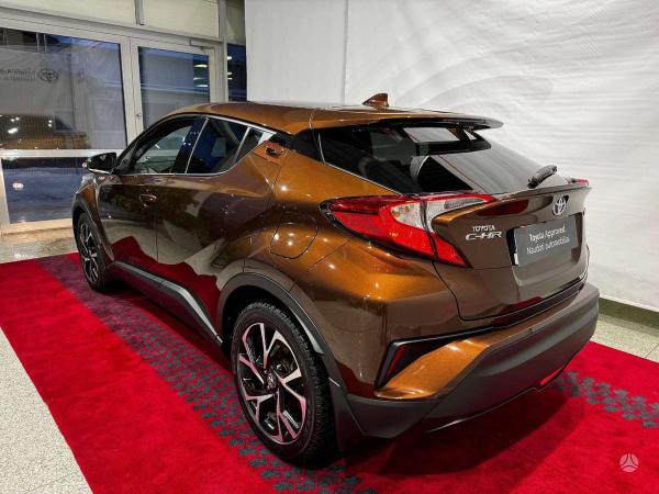 Brown Toyota C-HR 2018 in Siauliai, with an engine capacity of 1.80 L and mileage of 181 thousand km for 17500 €, photo 6 on AUTOMOTO.COM.LV