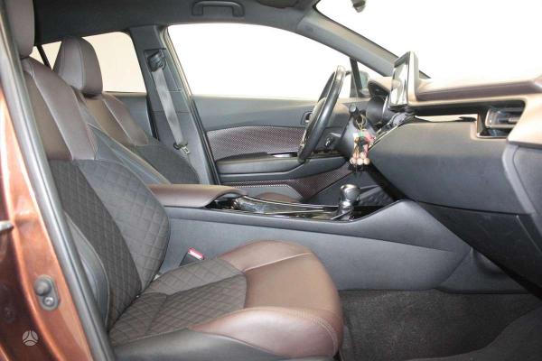 Brūns Toyota C-HR 2018 Kauņa, ar dzinēja tilpumu 1.80 L un nobraukumu 116 tūkst. km par 19500 €, foto 6 vietnē AUTOMOTO.COM.LV