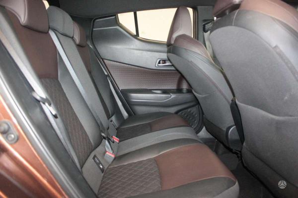 Brūns Toyota C-HR 2018 Kauņa, ar dzinēja tilpumu 1.80 L un nobraukumu 116 tūkst. km par 19500 €, foto 7 vietnē AUTOMOTO.COM.LV