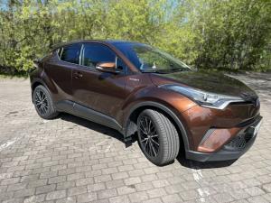 Brūns Toyota C-HR 2018 Rīga, ar dzinēja tilpumu 1.80 L un nobraukumu 89 tūkst. km par 17500 €, foto  vietnē AUTOMOTO.COM.LV