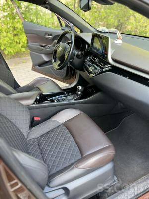 Brūns Toyota C-HR 2018 Rīga, ar dzinēja tilpumu 1.80 L un nobraukumu 89 tūkst. km par 17500 €, foto 6 vietnē AUTOMOTO.COM.LV