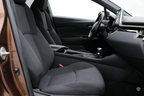 Brown Toyota C-HR 2018 in Vilnius, with an engine capacity of 1.80 L and mileage of 116 thousand km for 19990 €, photo 10 on AUTOMOTO.COM.LV