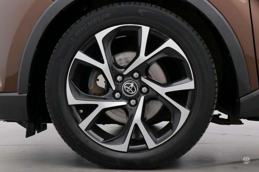 Brūns Toyota C-HR 2018 Viļņa, ar dzinēja tilpumu 1.80 L un nobraukumu 116 tūkst. km par 19990 €, foto 17 vietnē AUTOMOTO.COM.LV