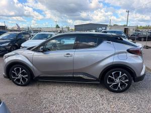 Brown Toyota C-HR 2018 in Kaunas, with an engine capacity of 1.80 L and mileage of 150 thousand km for 16450 €, photo 3 on AUTOMOTO.COM.LV
