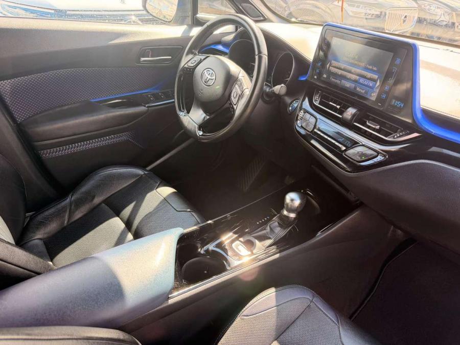Brown Toyota C-HR 2018 in Kaunas, with an engine capacity of 1.80 L and mileage of 150 thousand km for 16450 €, photo 16 on AUTOMOTO.COM.LV
