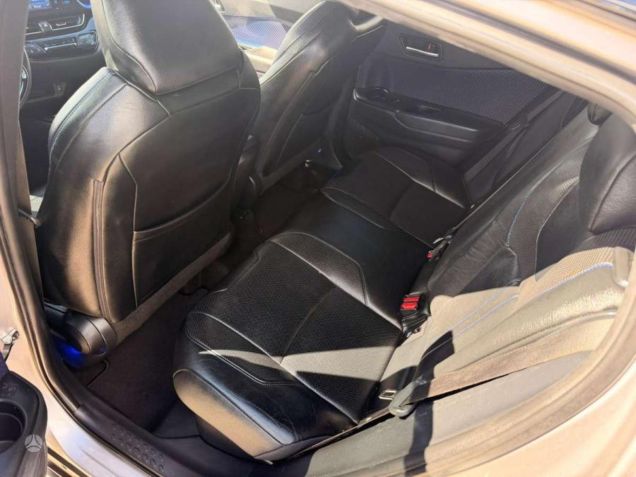 Brown Toyota C-HR 2018 in Kaunas, with an engine capacity of 1.80 L and mileage of 150 thousand km for 16450 €, photo 19 on AUTOMOTO.COM.LV