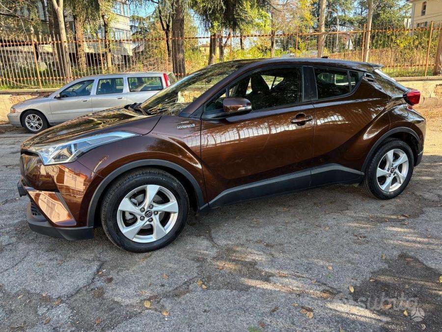 Brown Toyota C-HR 2019 in Kaunas, with an engine capacity of 1.80 L and mileage of 112 thousand km for 16450 €, photo 1 on AUTOMOTO.COM.LV
