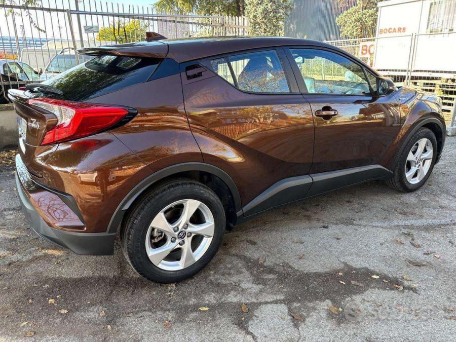 Brown Toyota C-HR 2019 in Kaunas, with an engine capacity of 1.80 L and mileage of 112 thousand km for 16450 €, photo 4 on AUTOMOTO.COM.LV