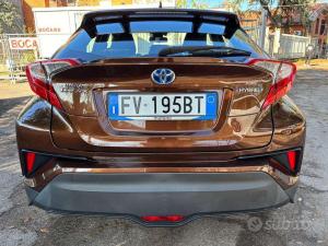 Brown Toyota C-HR 2019 in Kaunas, with an engine capacity of 1.80 L and mileage of 112 thousand km for 16450 €, photo 5 on AUTOMOTO.COM.LV