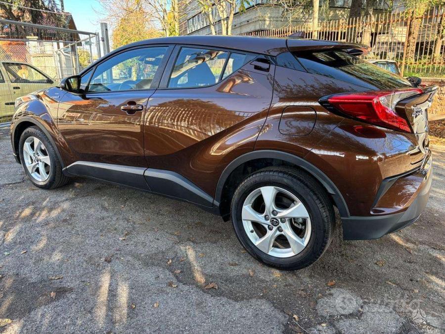 Brown Toyota C-HR 2019 in Kaunas, with an engine capacity of 1.80 L and mileage of 112 thousand km for 16450 €, photo 6 on AUTOMOTO.COM.LV