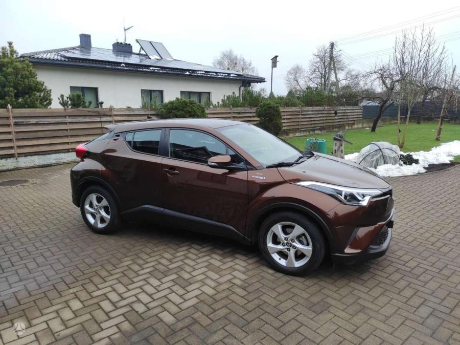 Brown Toyota C-HR 2019 in Kaunas, with an engine capacity of 1.80 L and mileage of 112 thousand km for 16450 €, photo 19 on AUTOMOTO.COM.LV