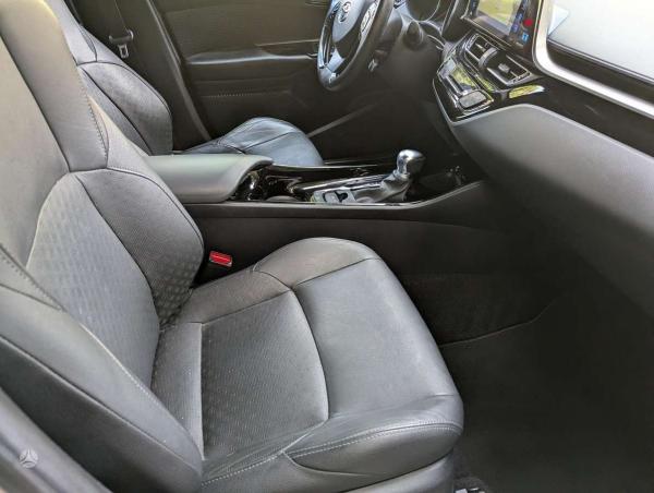Brown Toyota C-HR 2019 in Vilnius, with an engine capacity of 1.80 L and mileage of 172 thousand km for 16800 €, photo 9 on AUTOMOTO.COM.LV