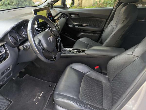 Brown Toyota C-HR 2019 in Vilnius, with an engine capacity of 1.80 L and mileage of 172 thousand km for 16800 €, photo 10 on AUTOMOTO.COM.LV
