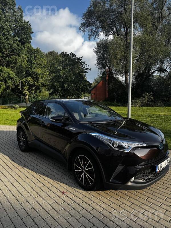 Brown Toyota C-HR 2019 in Riga, with an engine capacity of 1.80 L and mileage of 133 thousand km for 17700 €, photo 1 on AUTOMOTO.COM.LV