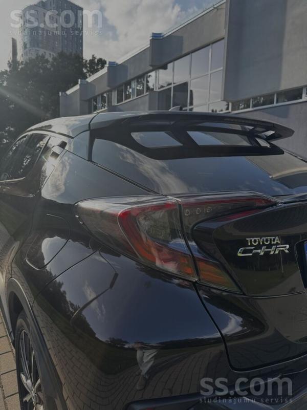 Brown Toyota C-HR 2019 in Riga, with an engine capacity of 1.80 L and mileage of 133 thousand km for 17700 €, photo 9 on AUTOMOTO.COM.LV