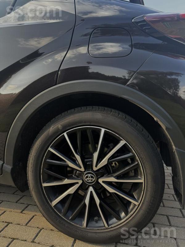 Brown Toyota C-HR 2019 in Riga, with an engine capacity of 1.80 L and mileage of 133 thousand km for 17700 €, photo 10 on AUTOMOTO.COM.LV