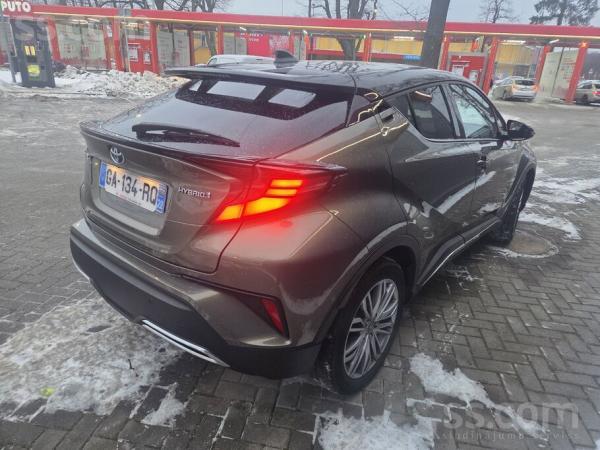 Brown Toyota C-HR 2021 in Riga, with an engine capacity of 2.00 L and mileage of 0 thousand km for 17900 €, photo 3 on AUTOMOTO.COM.LV