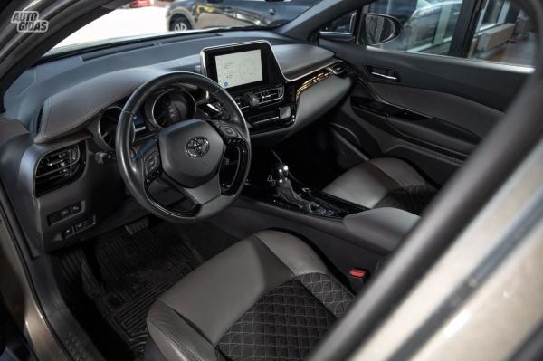 Brown Toyota C-HR 2022 in Kaunas, with an engine capacity of 2.00 L and mileage of 67 thousand km for 26372 €, photo 11 on AUTOMOTO.COM.LV