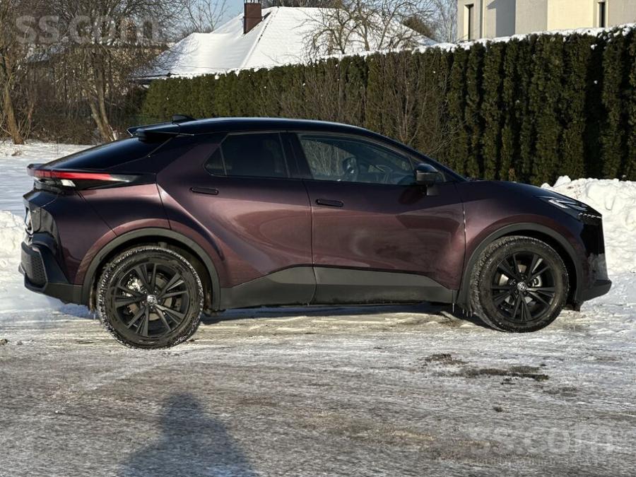 Brown Toyota C-HR 2024 in Riga, with an engine capacity of 1.80 L and mileage of 15 thousand km for 37100 €, photo 4 on AUTOMOTO.COM.LV
