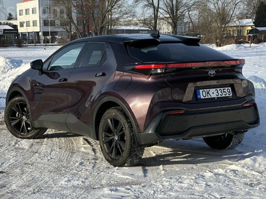 Brown Toyota C-HR 2024 in Riga, with an engine capacity of 1.80 L and mileage of 15 thousand km for 37100 €, photo 5 on AUTOMOTO.COM.LV