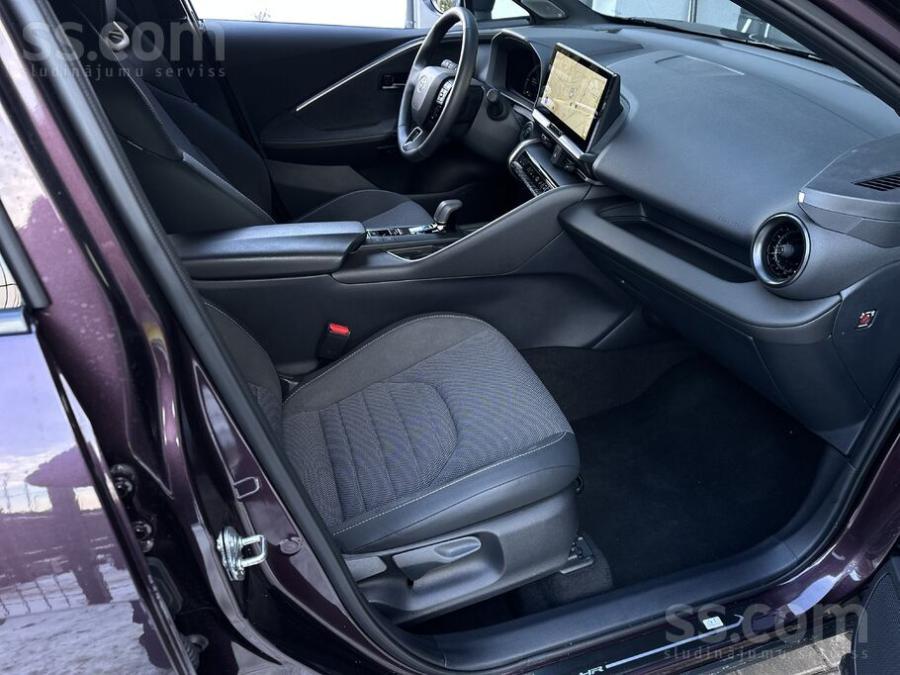 Brown Toyota C-HR 2024 in Riga, with an engine capacity of 1.80 L and mileage of 15 thousand km for 37100 €, photo 18 on AUTOMOTO.COM.LV