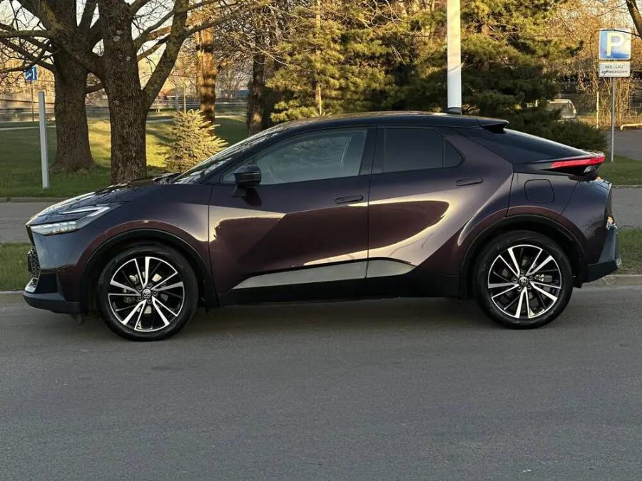 Brown Toyota C-HR 2024 in Riga, with an engine capacity of 1.80 L and mileage of 15 thousand km for 32100 €, photo 3 on AUTOMOTO.COM.LV