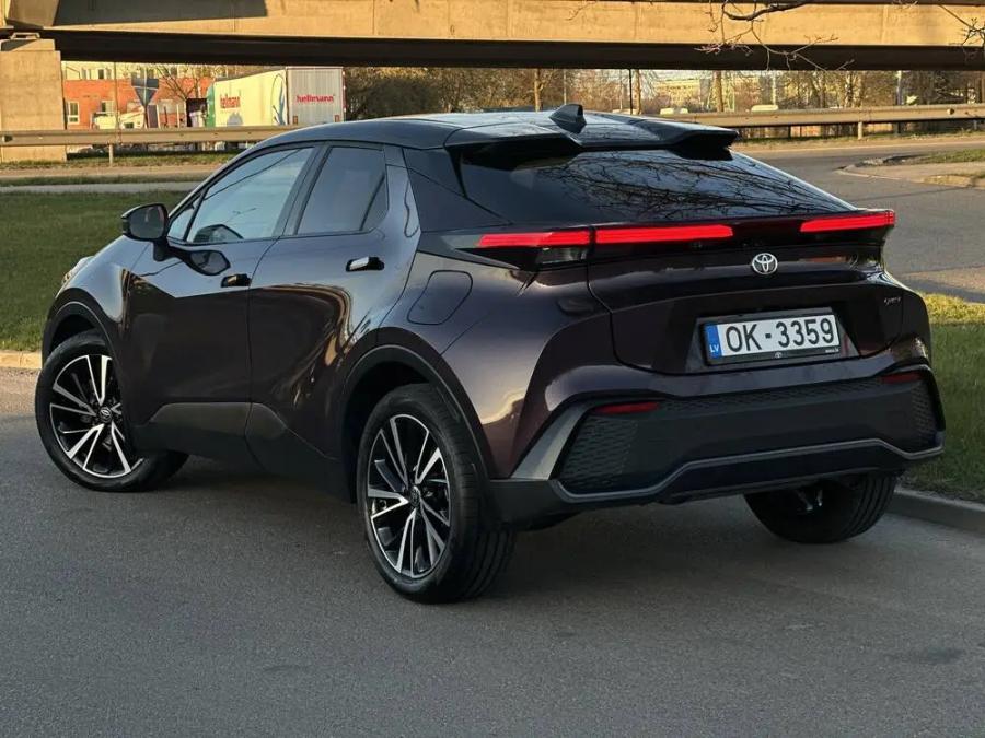 Brown Toyota C-HR 2024 in Riga, with an engine capacity of 1.80 L and mileage of 15 thousand km for 32100 €, photo 7 on AUTOMOTO.COM.LV