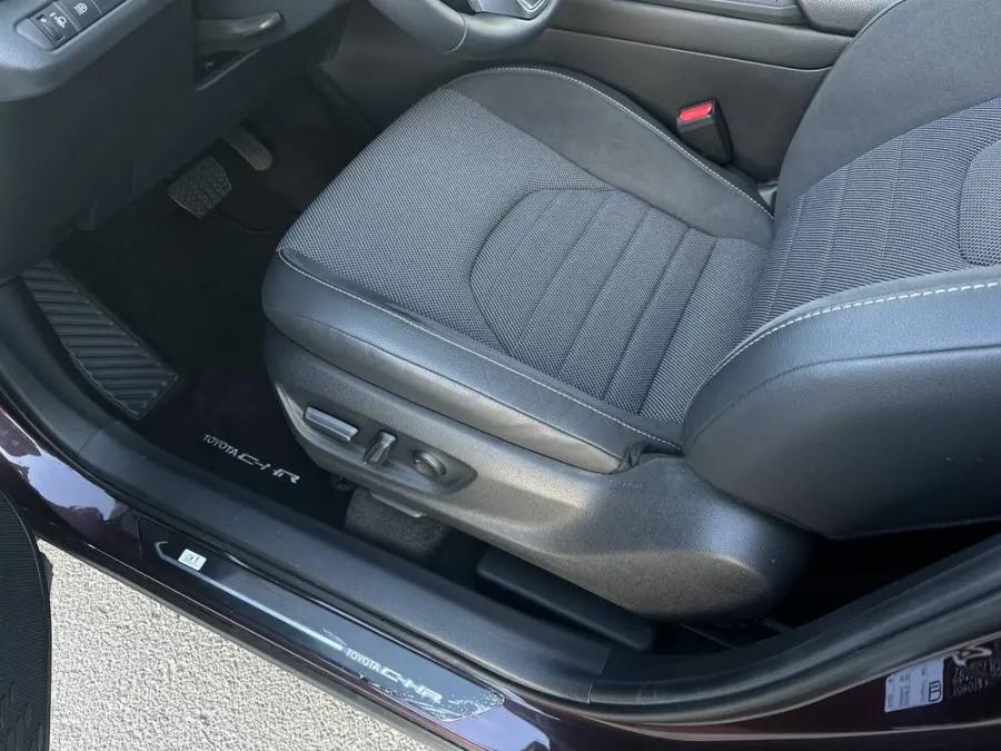 Brown Toyota C-HR 2024 in Riga, with an engine capacity of 1.80 L and mileage of 15 thousand km for 32100 €, photo 11 on AUTOMOTO.COM.LV