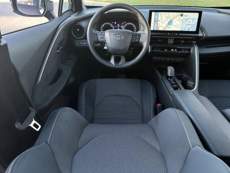 Brown Toyota C-HR 2024 in Riga, with an engine capacity of 1.80 L and mileage of 15 thousand km for 32100 €, photo 15 on AUTOMOTO.COM.LV